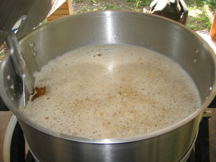 Introduction to Grain Mashing for the Home Distiller – Learn to Moonshine